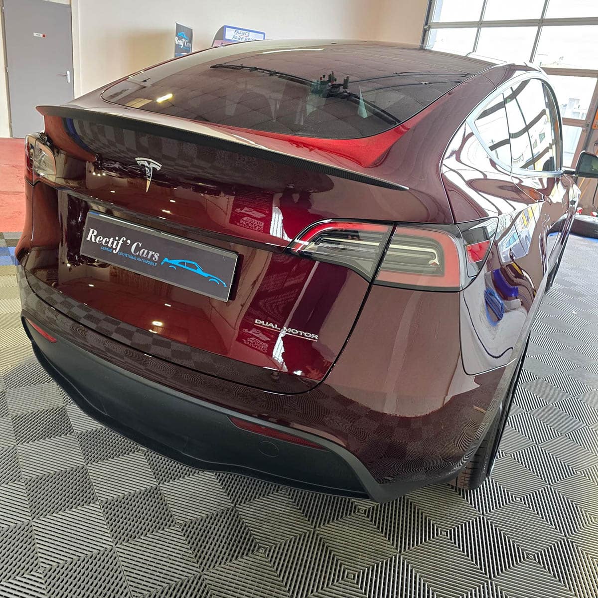 Tesla Model Y dans sa sublime livrée midnight cherry red - Rectif'Cars (33)